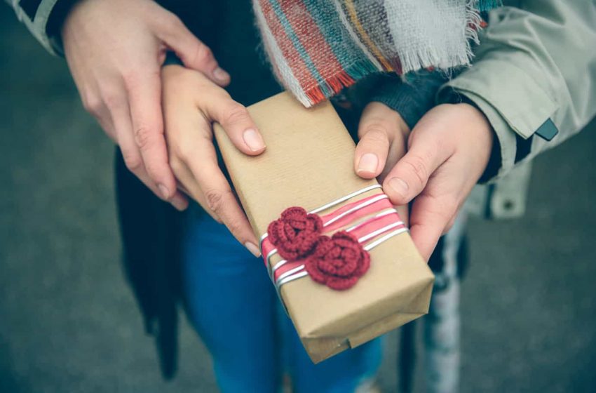 10 Paper Anniversary Items: Conventional 1st Wedding ceremony ...